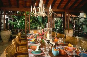 colorful-Caribbean-inspired-dining-table-decorations - Beach Bliss Living